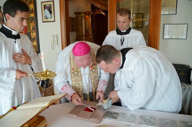 CATHOLICVS: Ceremonia de consagración de 23 aras de altar oficiada por ...