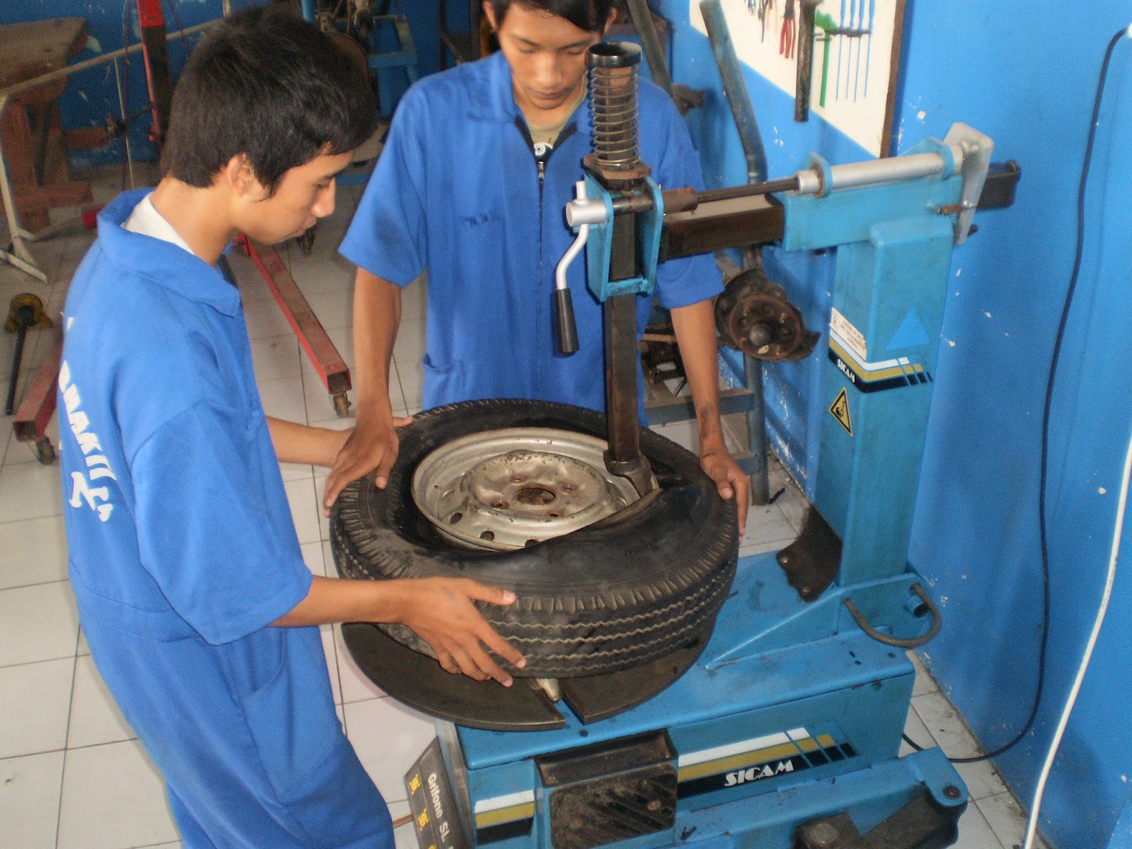 BENGKEL OTOMOTIF SMK DWIJA BHAKTI 2 JOMBANG