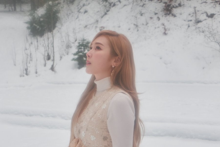 See the behind the scene pictures from Jessica's 'Wonderland' MV ...