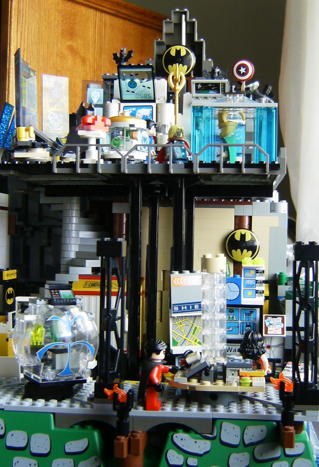 LEGO Wayne Manor and the Batcave
