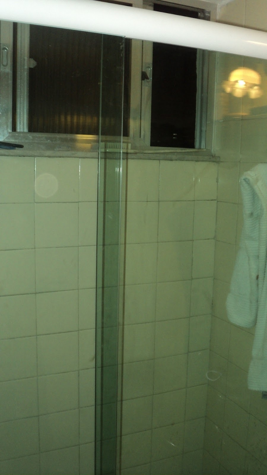 AF4 TEMPER VIDROS: Box verde com perfil branco.