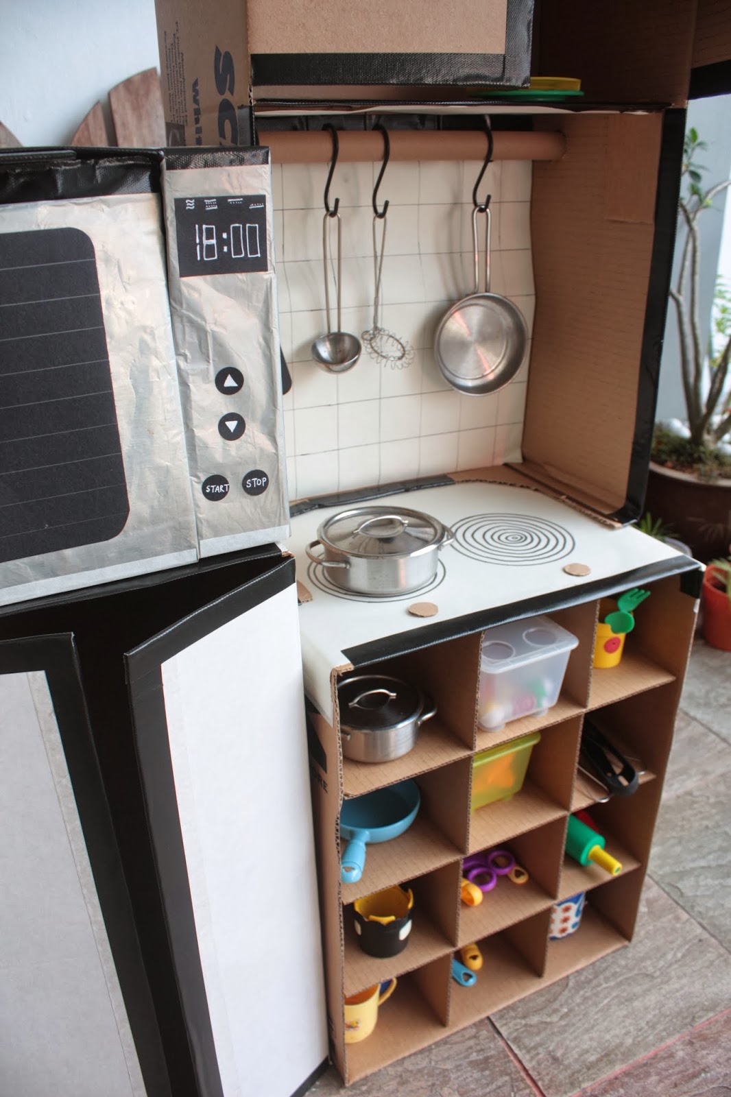 Ally's In Wonderland: Cardboard Kitchen Set