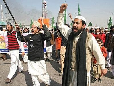 Pakistan: Lynch mob burns man alive for allegedly desecrating Koran ...