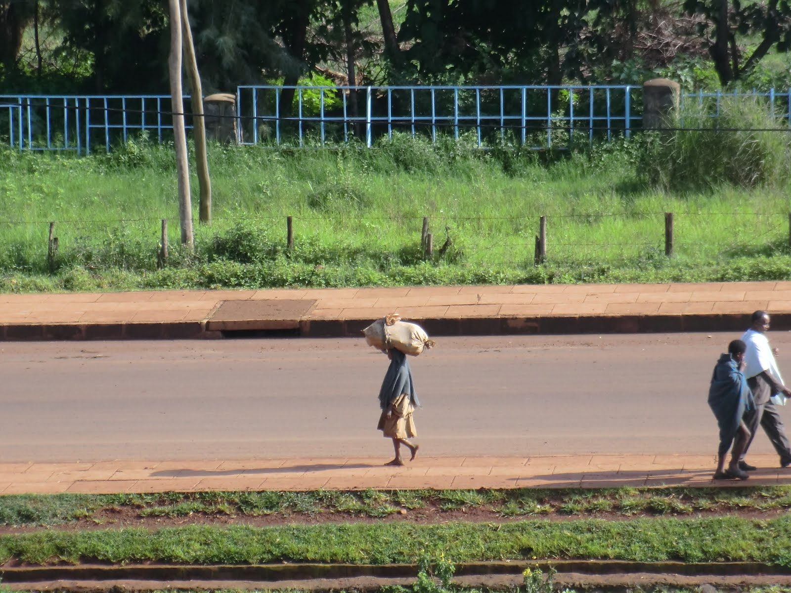 The World of Nickolândia: Women carrying things on their heads