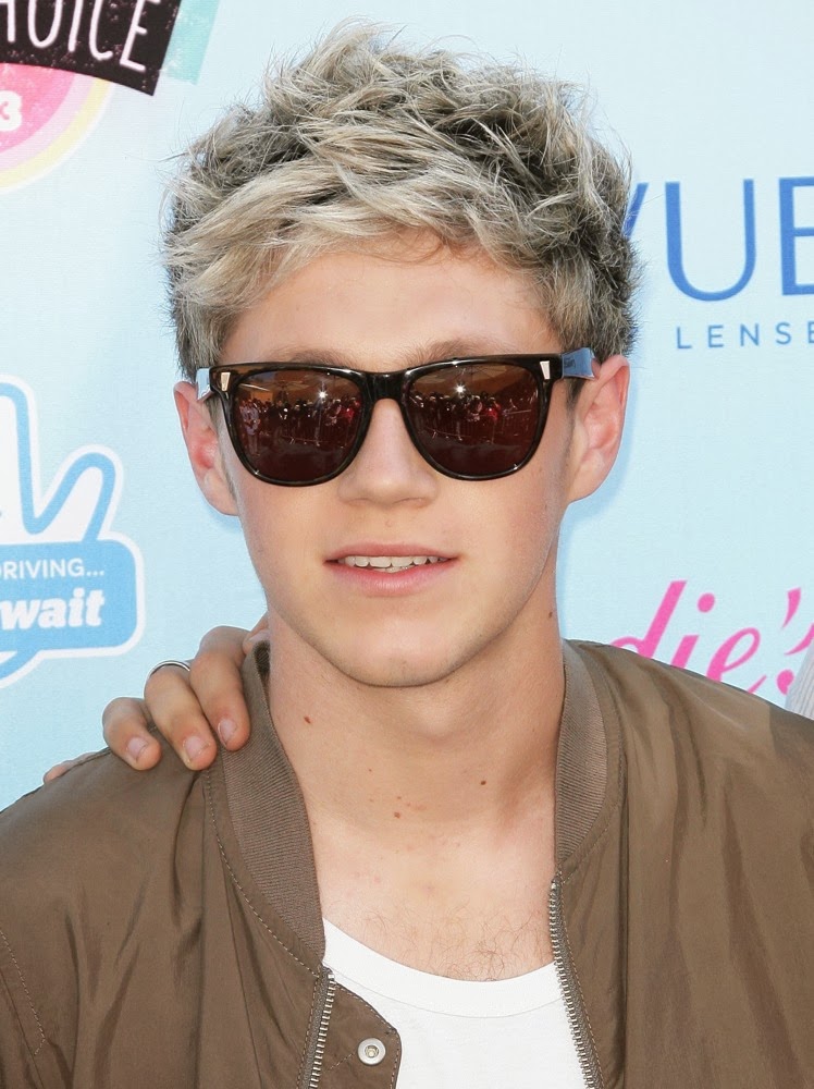 Happily.: Capitulo 4: El hobbit millonario.