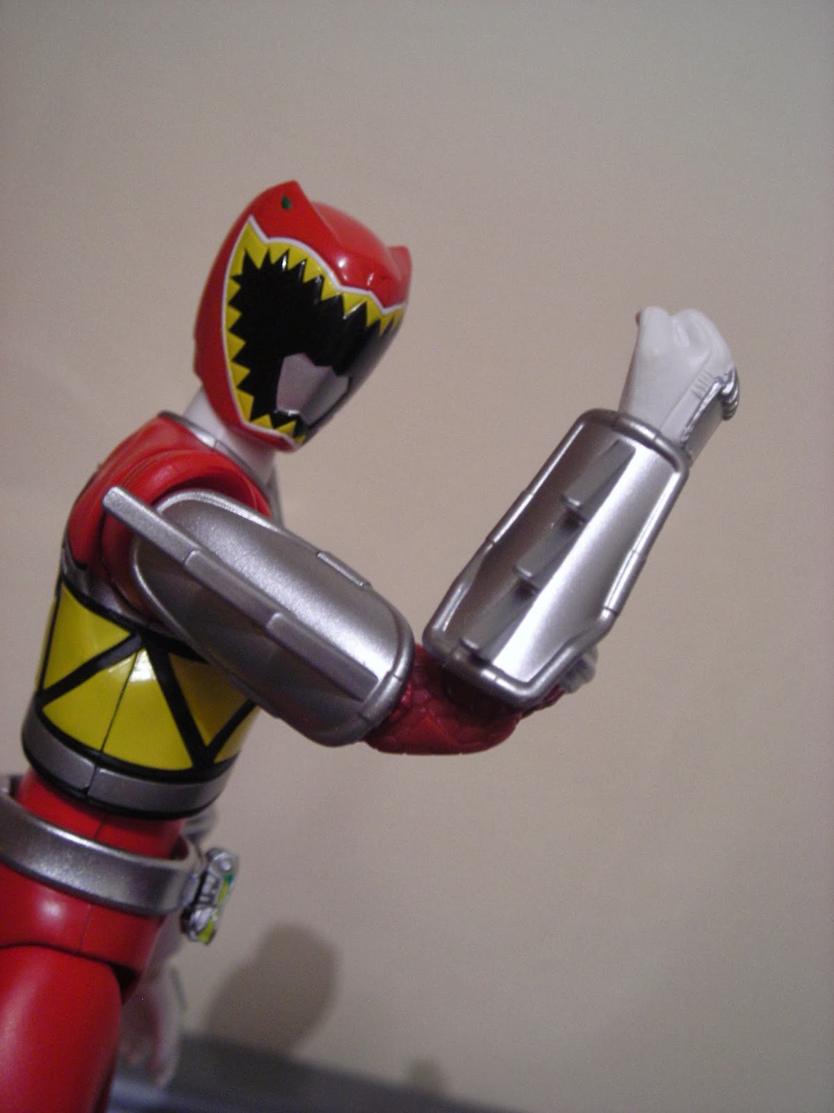 My Shiny Toy Robots: Toybox REVIEW: S.H. Figuarts Kyoryu Red