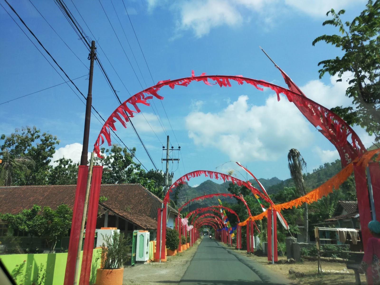 Menghias Jalan Desa Menjelang Hari Raya - OMBONEJAGAD