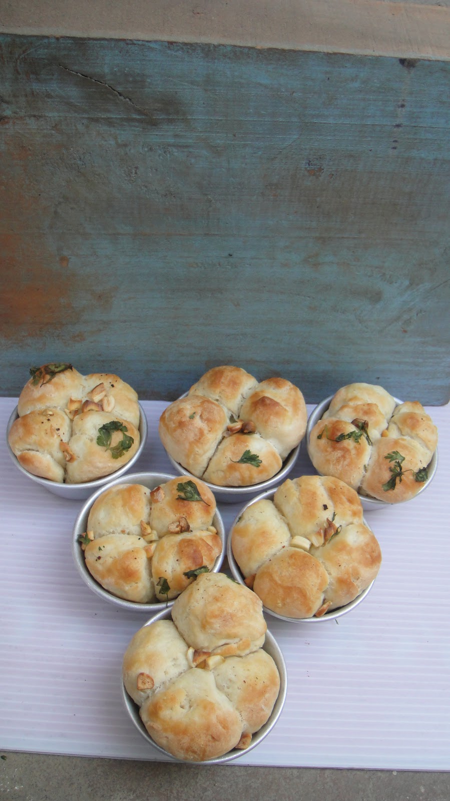 SARA'S TASTY BUDS: Coriander Garlic Four Clover Bread#BreadBakers