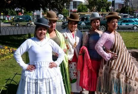 Mujeres de pollera lucen su lado fashion en La Paz | Toda la Moda para ti