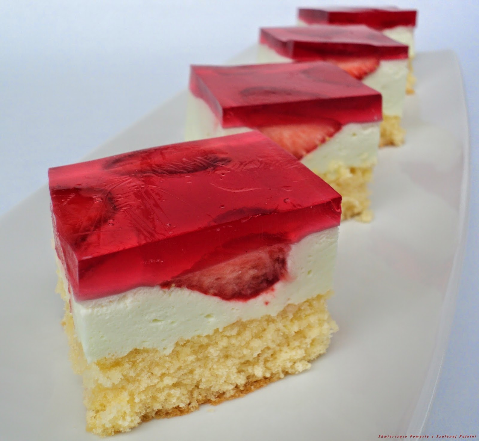 Skwierczące Pomysły z Szalonej Patelni: Biszkopt z truskawkami, bitą ...