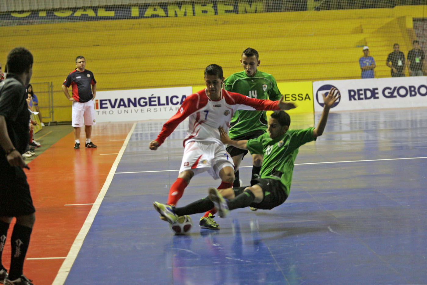 Futsal Tips : Sliding Tackle Debate by Carlos Mateus and Paulista