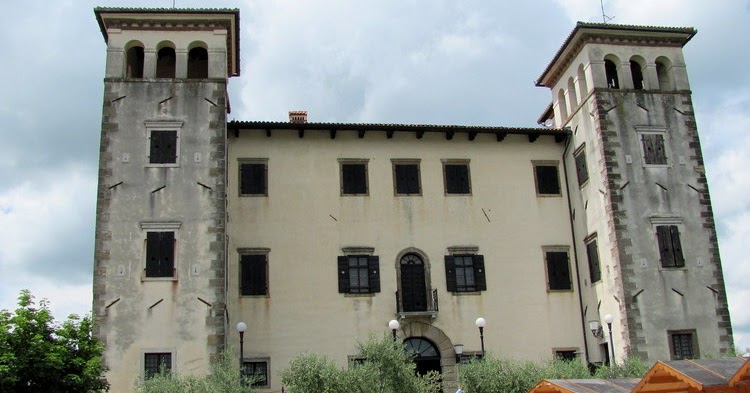 Foto zgodbe: Grad in vinska klet Dobrovo v Goriških Brdih