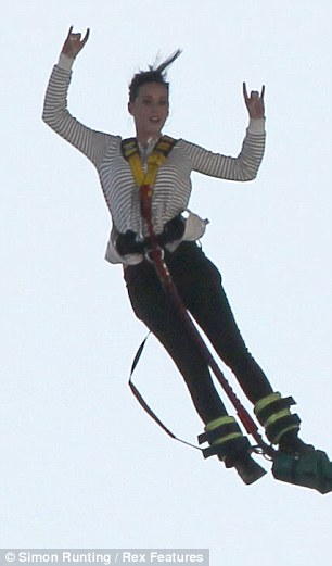 Katy Perry: KATY PERRY HACIENDO BUNGEE JUMPING