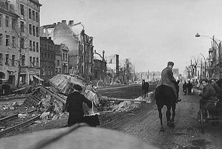 Historia y tecnología militar: Foto de un Tiger II accidentado en Danzig