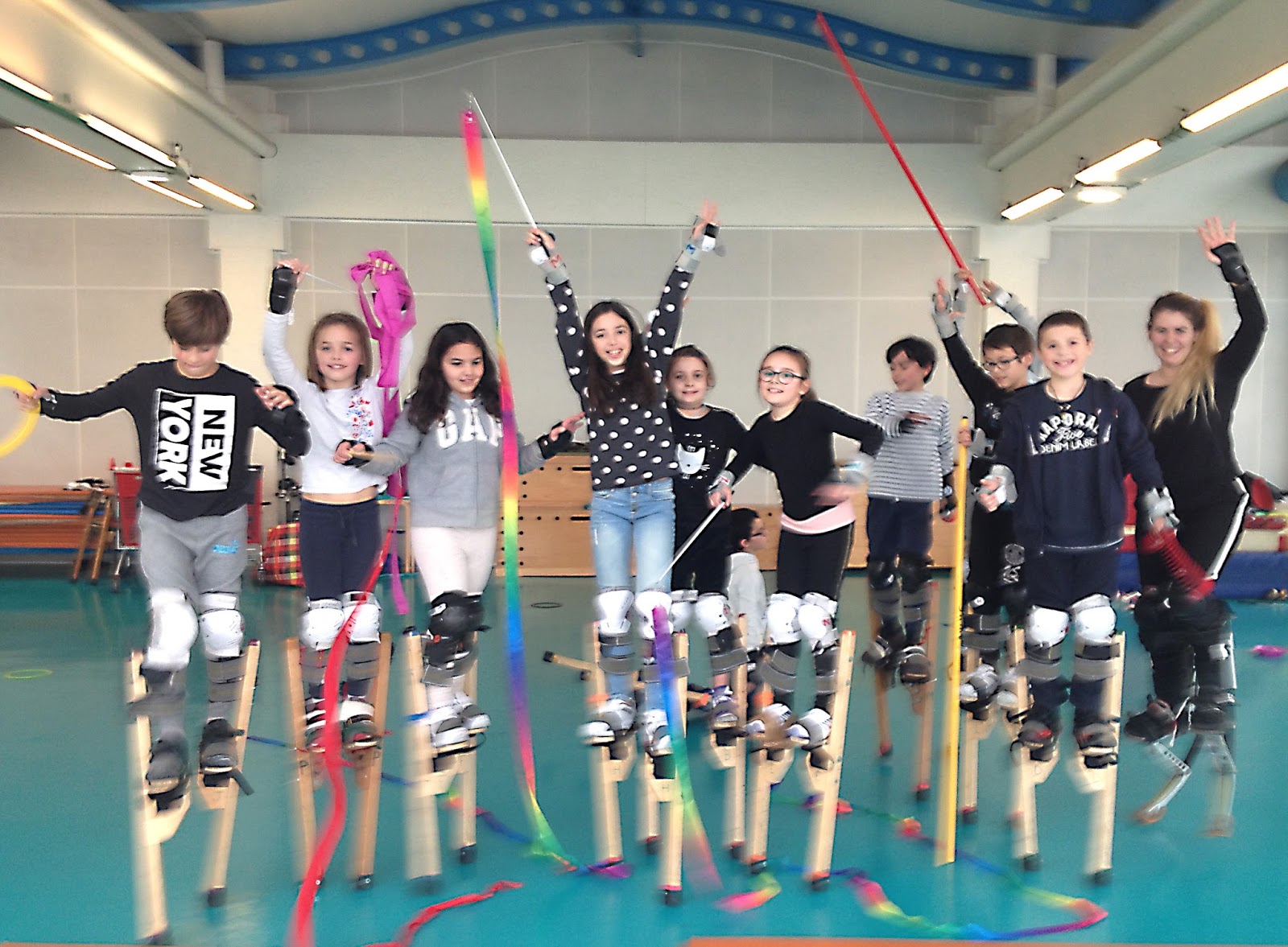 Echassiers, Spectacles de Rue, Clown : NAN ! Compagnie : ATELIERS ...