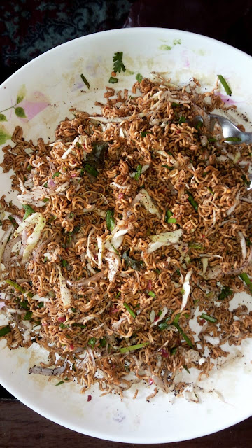 Mimi Singju: A salad mixed with fresh veggies and raw mimi noodles ...