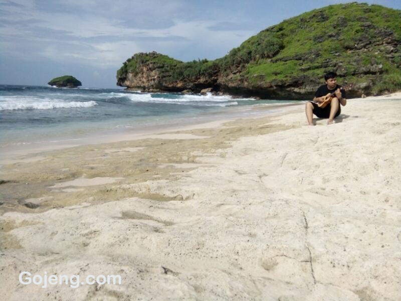 Pesona Pantai Srau Pacitan - Go Jeng Jeng