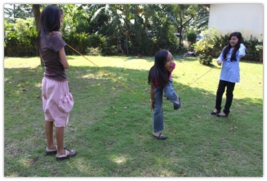 Encyclopedia: Indonesian's traditional games: LOMPAT TALI (JUMP ON ROPE)