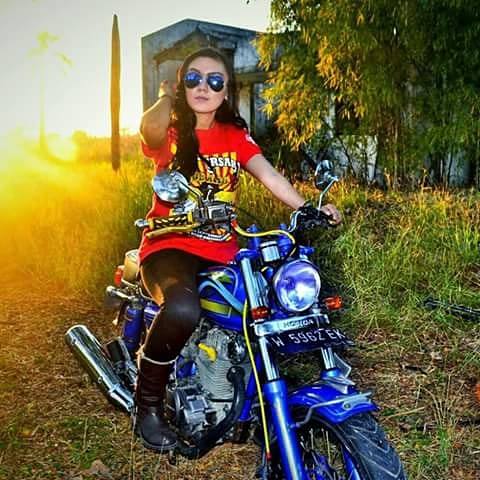 Foto - Foto Cewek Cantik Dengan Motor CB Modifikasinya