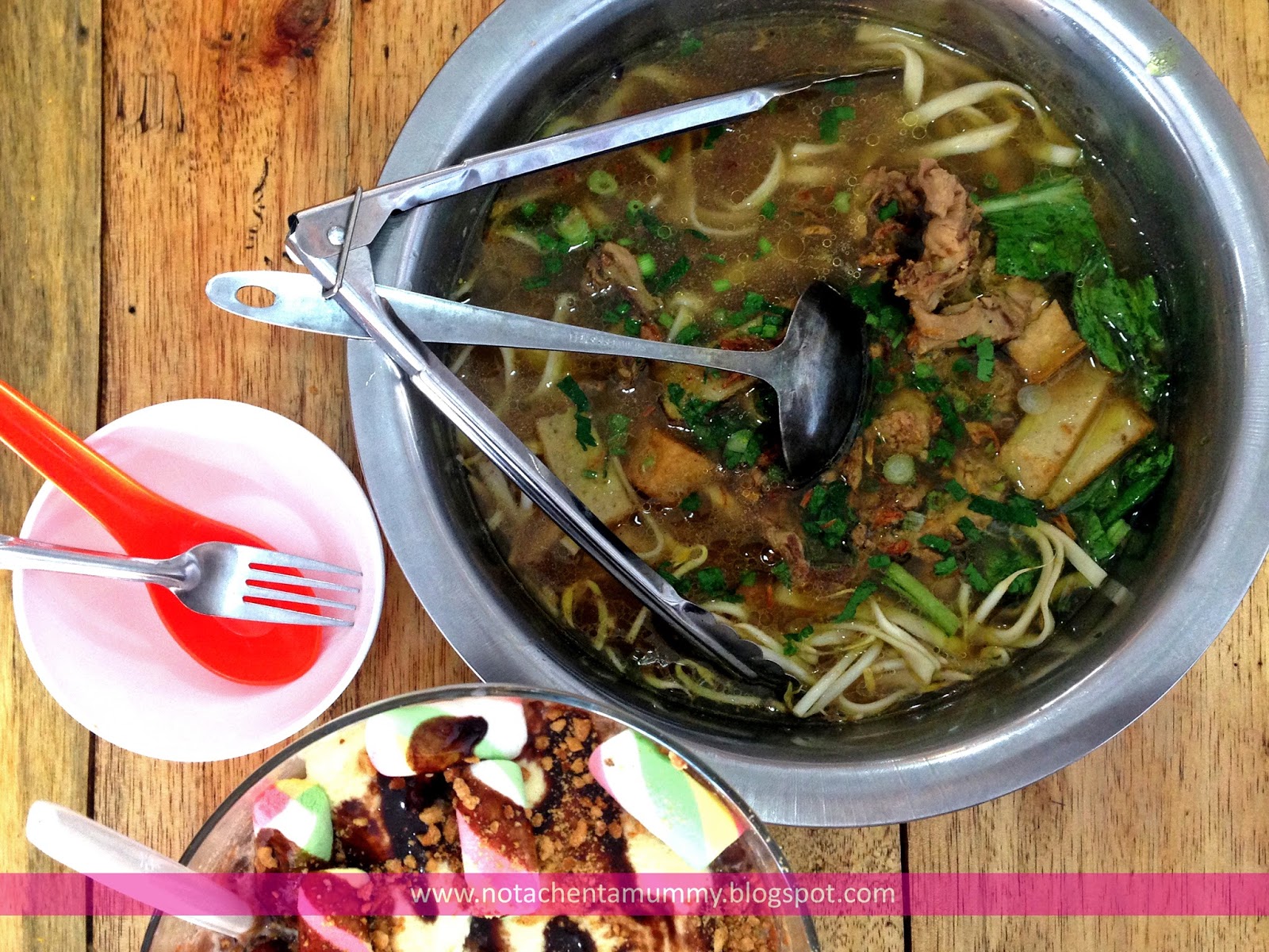 Mee Besen Oh! Mee Besen... Kenapa kau begitu rupa...? - Julia Ali