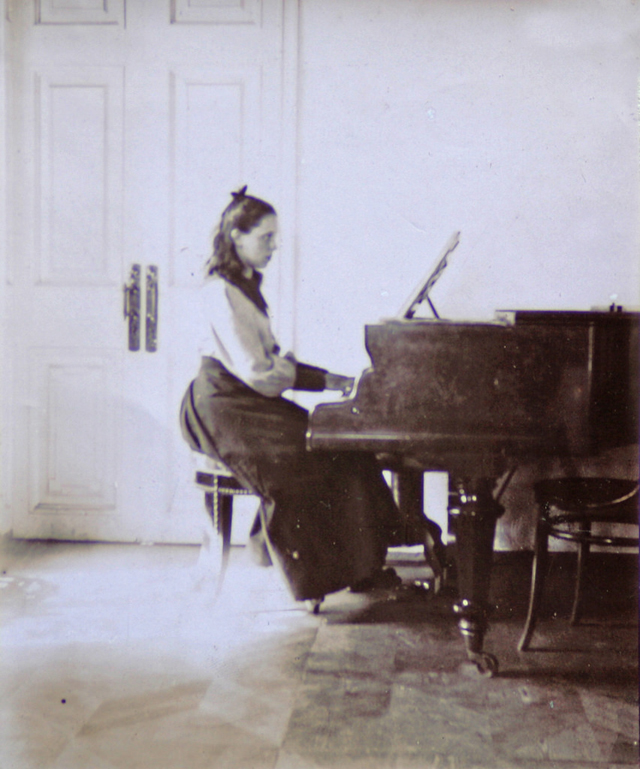 Edwardian Musicians: Charming Vintage Photos of Women Playing Pianos ...