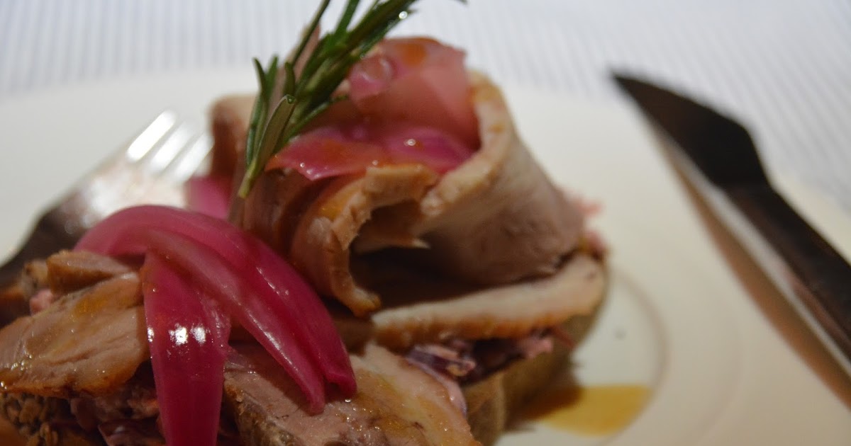 ganske enkelt: Svineribbe, syltet rødløk, appelsinsky og rødkålslaw på ...
