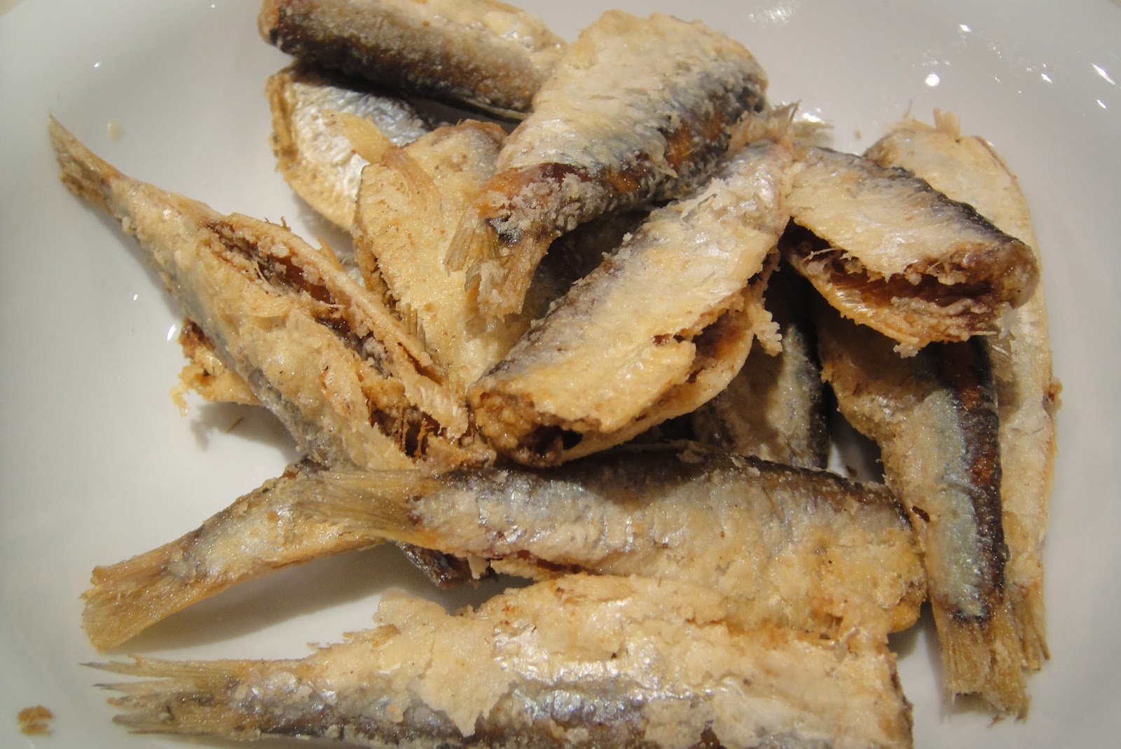 Sara's Kitchen: Deep-Fried Sprats with Red Chinese Vinegar (油炸鯡魚點醋)