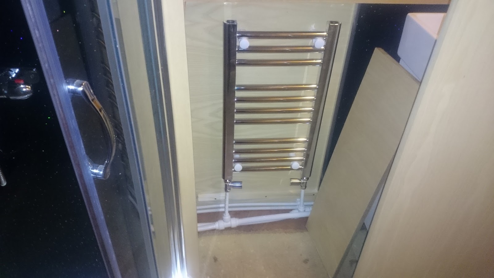 Narrowboat Ellis: Radiators and piping.