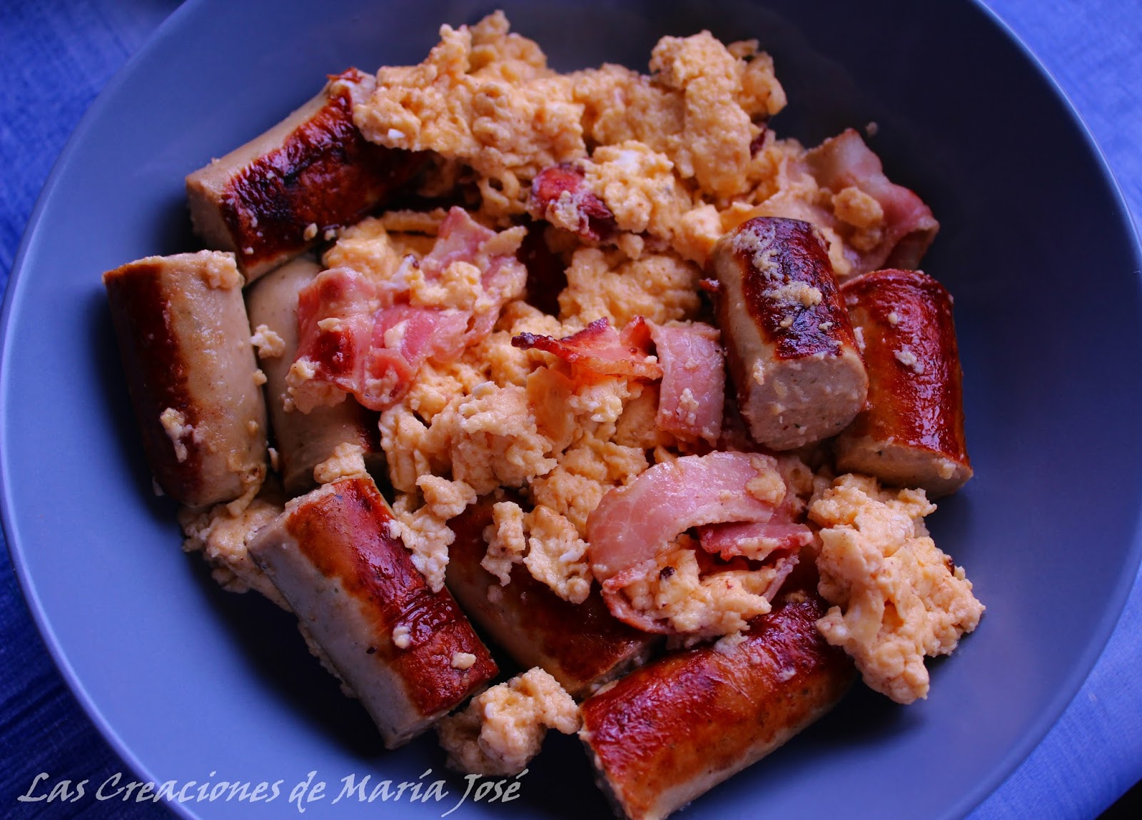 HUEVOS REVUELTOS CON SALCHICHAS Y BACON ~ Las Creaciones de María José