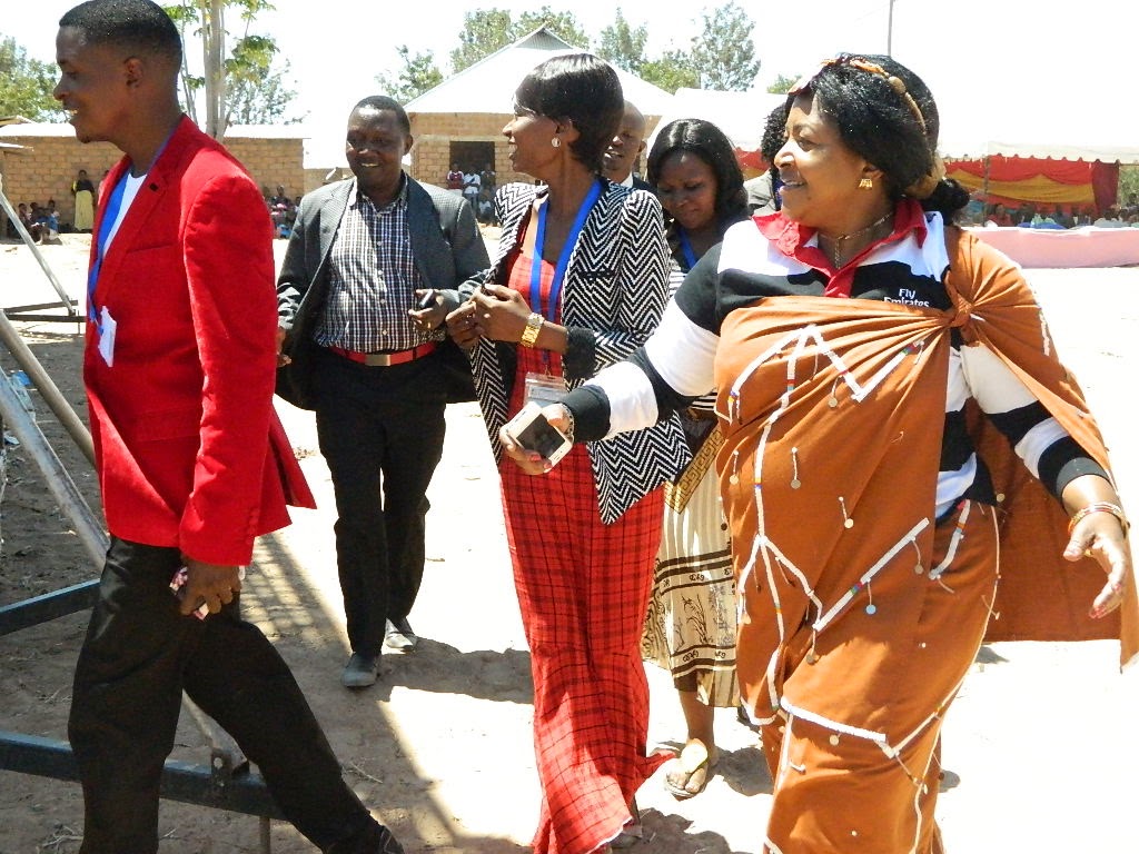 WAIMBAJI KUTOKA CHAMA CHA MUZIKI WA INJILI TANZANIA WAKIJITAMBULISHA ...