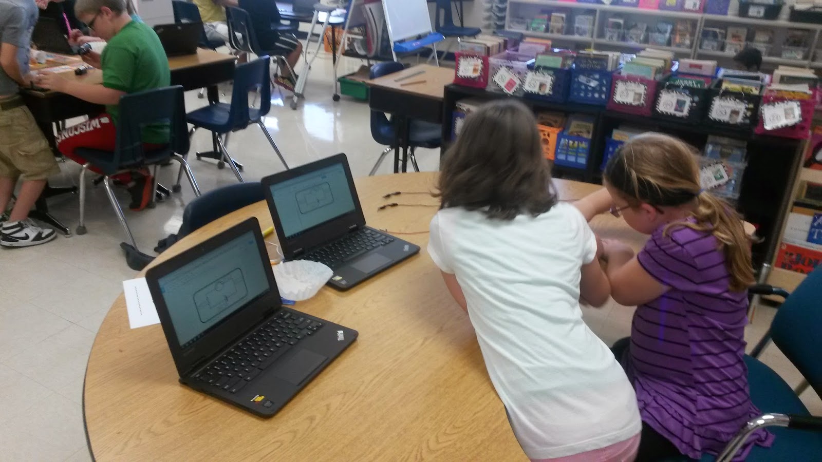 Mrs. Becker's 4th Grade Class: SCIENCE! Electrical Circuits in action!