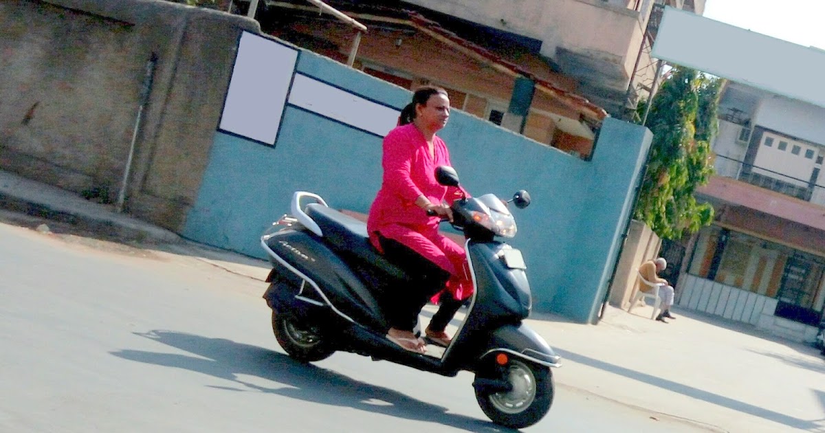 Sarojbhabhi Riding Activa with Me - सरोजभाभी के साथ एक्टिवा की सवारी ...