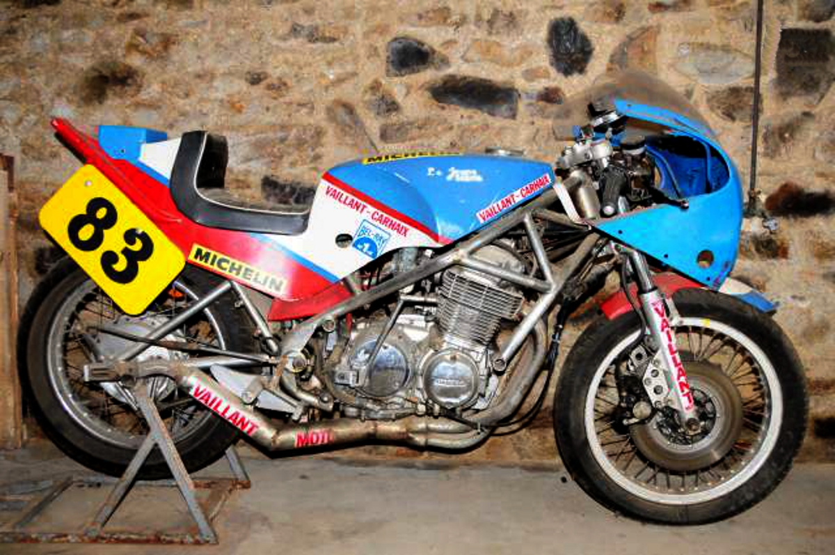 Cling on for dear life !!!: Moto Martin CB750 Race Bike