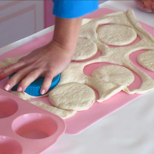 {VIDEO} Mini Deep Dish Cupcake Pan Pizzas (Pepperoni, BBQ Chicken ...
