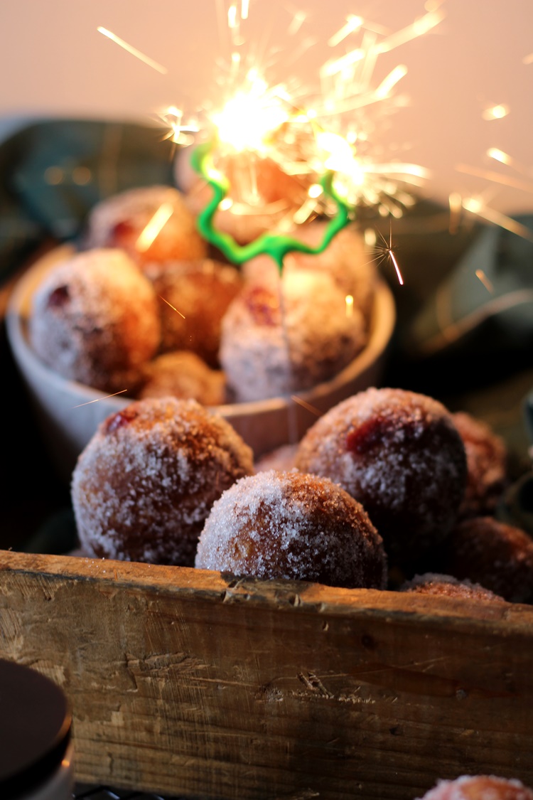 Mini-Berliner mit Waldfruchtmarmelade - Biskuitwerkstatt