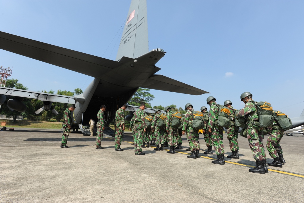 Berita HanKam: Batalyon Paskhas 461 Latihan Terjun di Cope West 2012