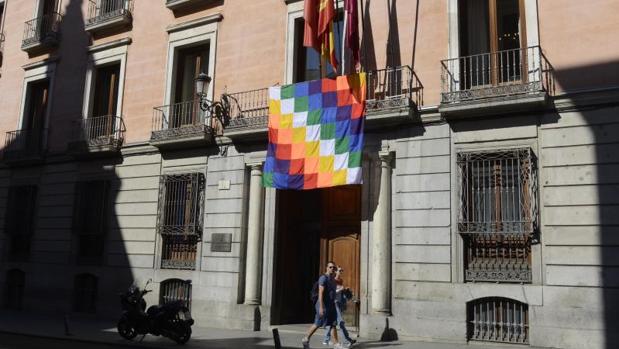 BOLIVIA... LO MEJOR QUE TENEMOS: LA BANDERA INDÍGENA QUE IMPUSO EVO ...