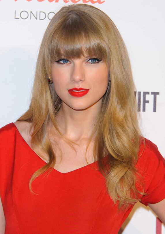CelebrityGala: Taylor Swift Toe Cleavage - Rhode Island