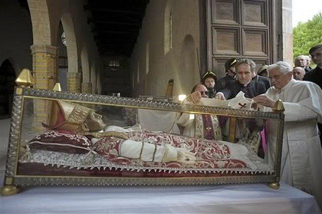 Liturgia Papal: El destino del primer palio del papa Benedicto XVI