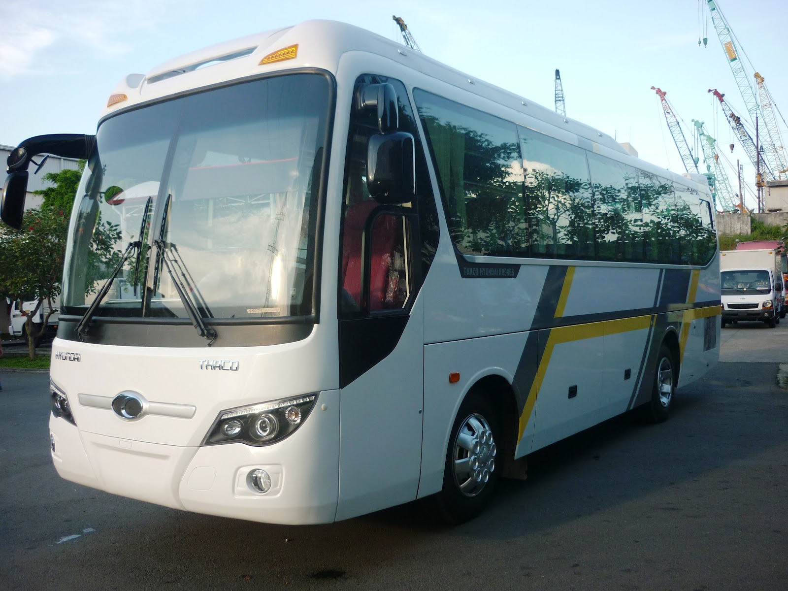 CÔNG TY TNHH THƯƠNG MẠI Ô TÔ VINA HÒA BÌNH: THACO TOWN HB90ES 39 CHỖ