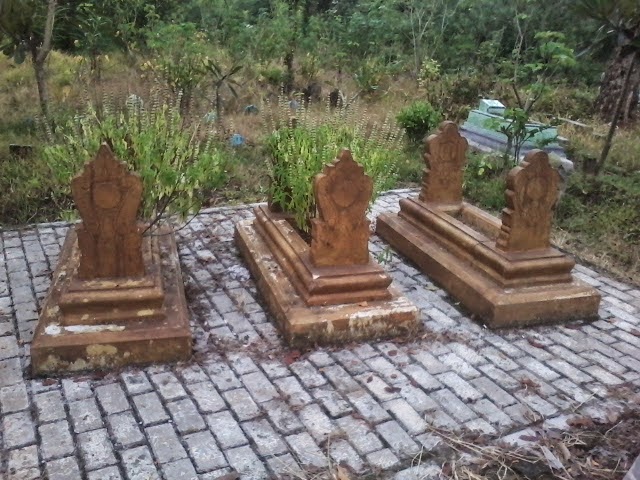 komacuma: Ziarah Kubur