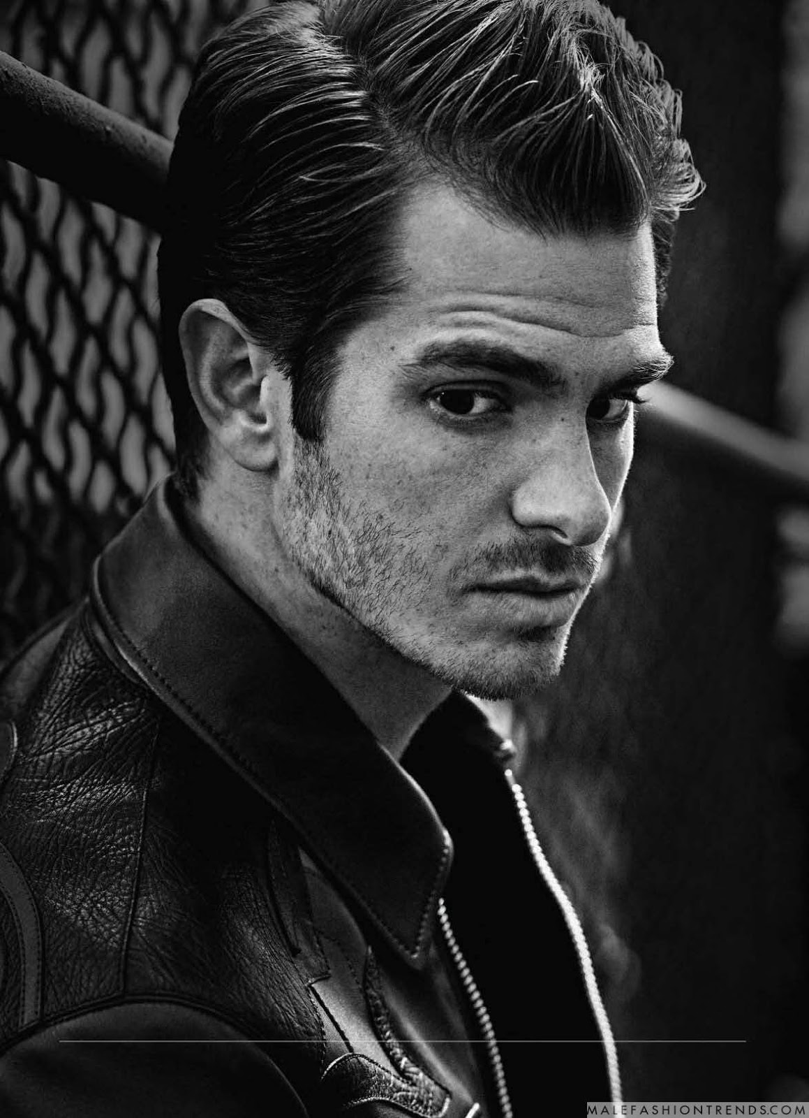 Andrew Garfield domina las alturas en la edición de marzo de OUT Magazine