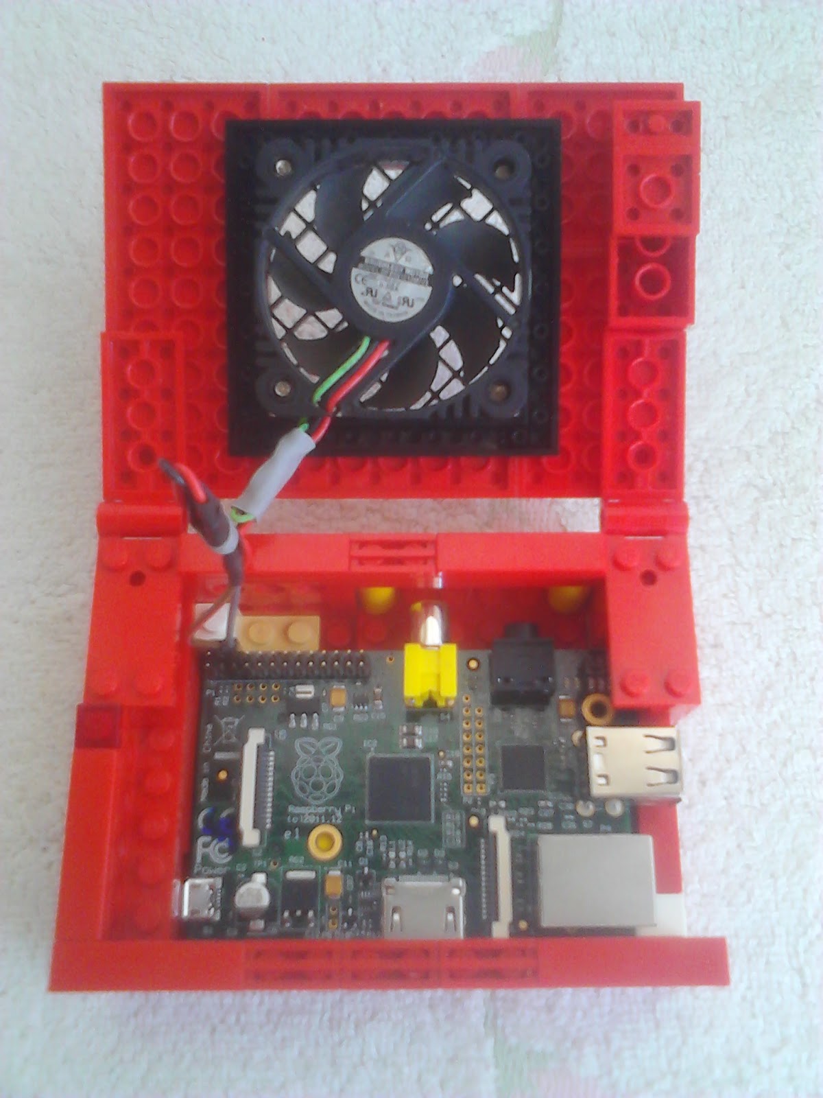 Javier Pérez Alepuz: Lego case for my Raspberry Pi v2.0