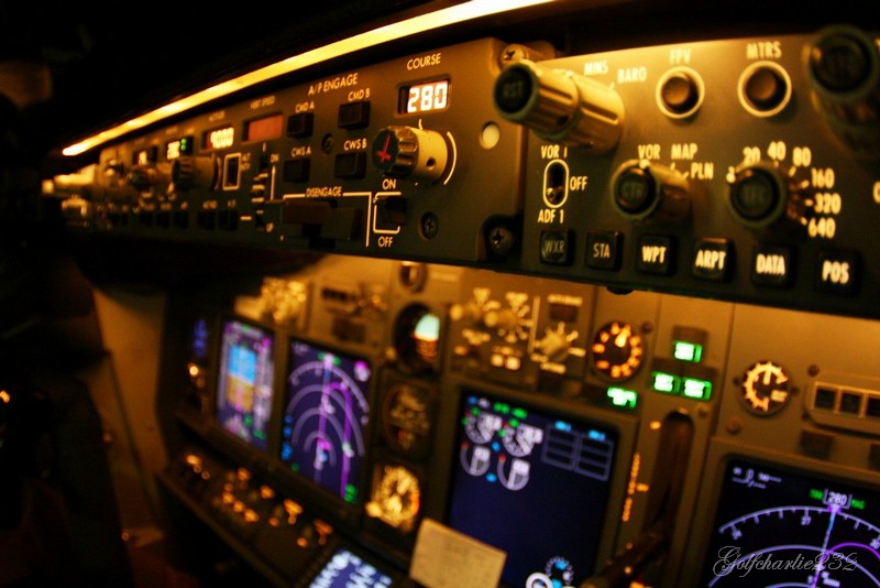 Live from the Flight Deck: Boeing 737-3/900 Type Rated