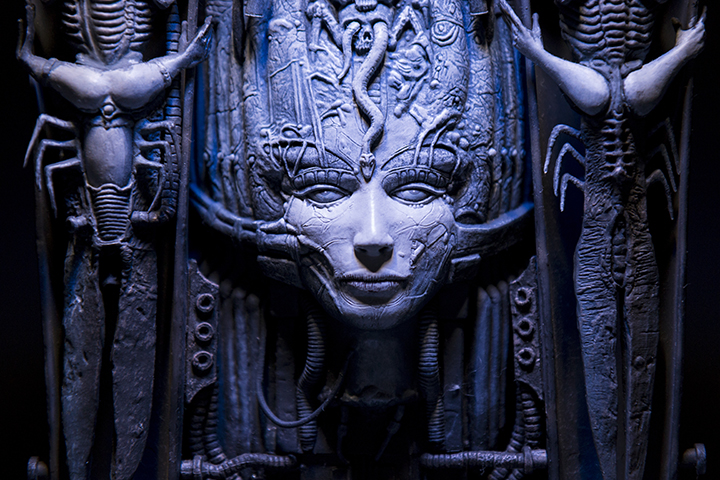 【McFarlane】H.R. Giger Li II 女人牆 - 玩具開箱文