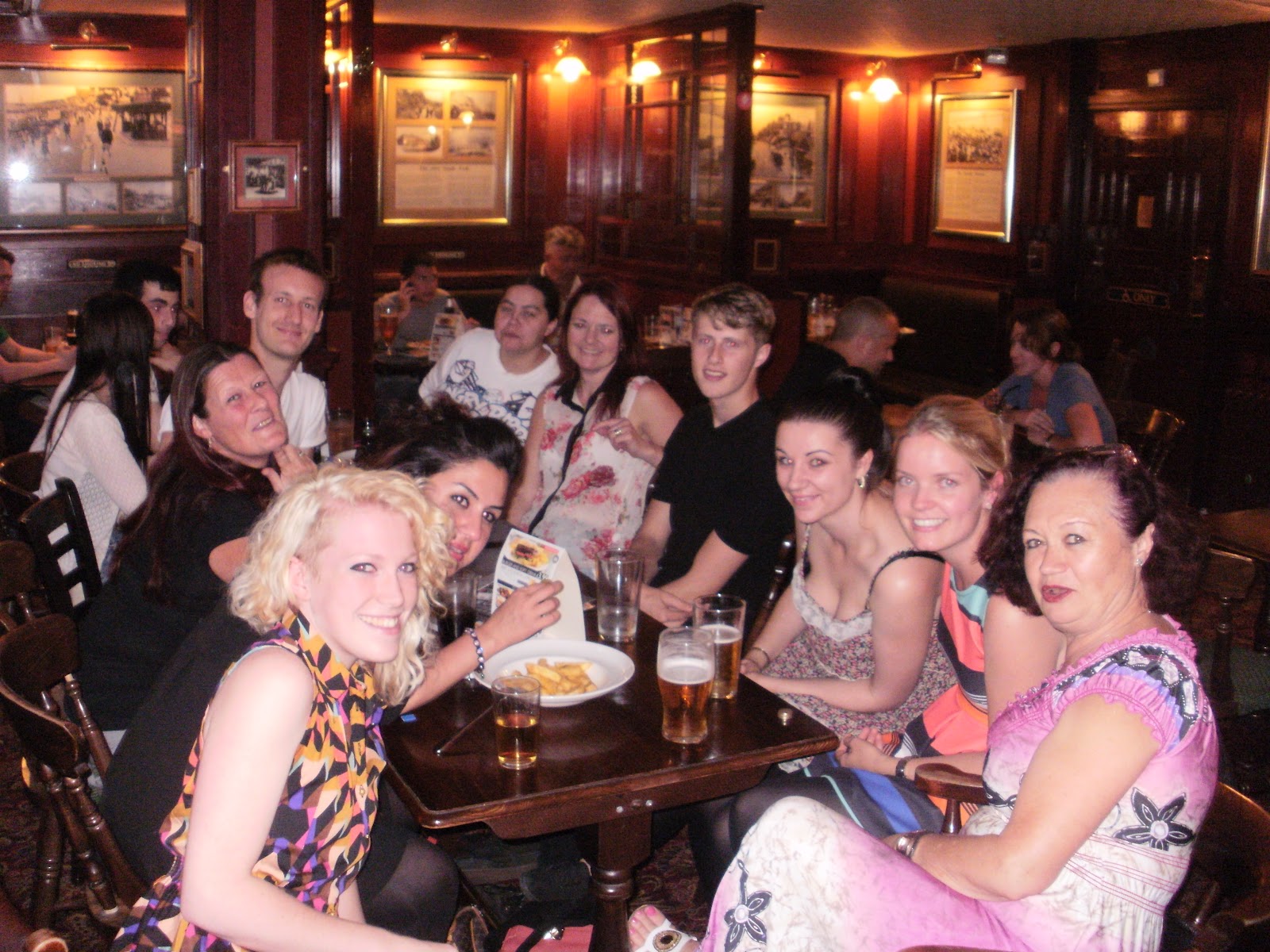 Just Your Average Girl: Pub!!