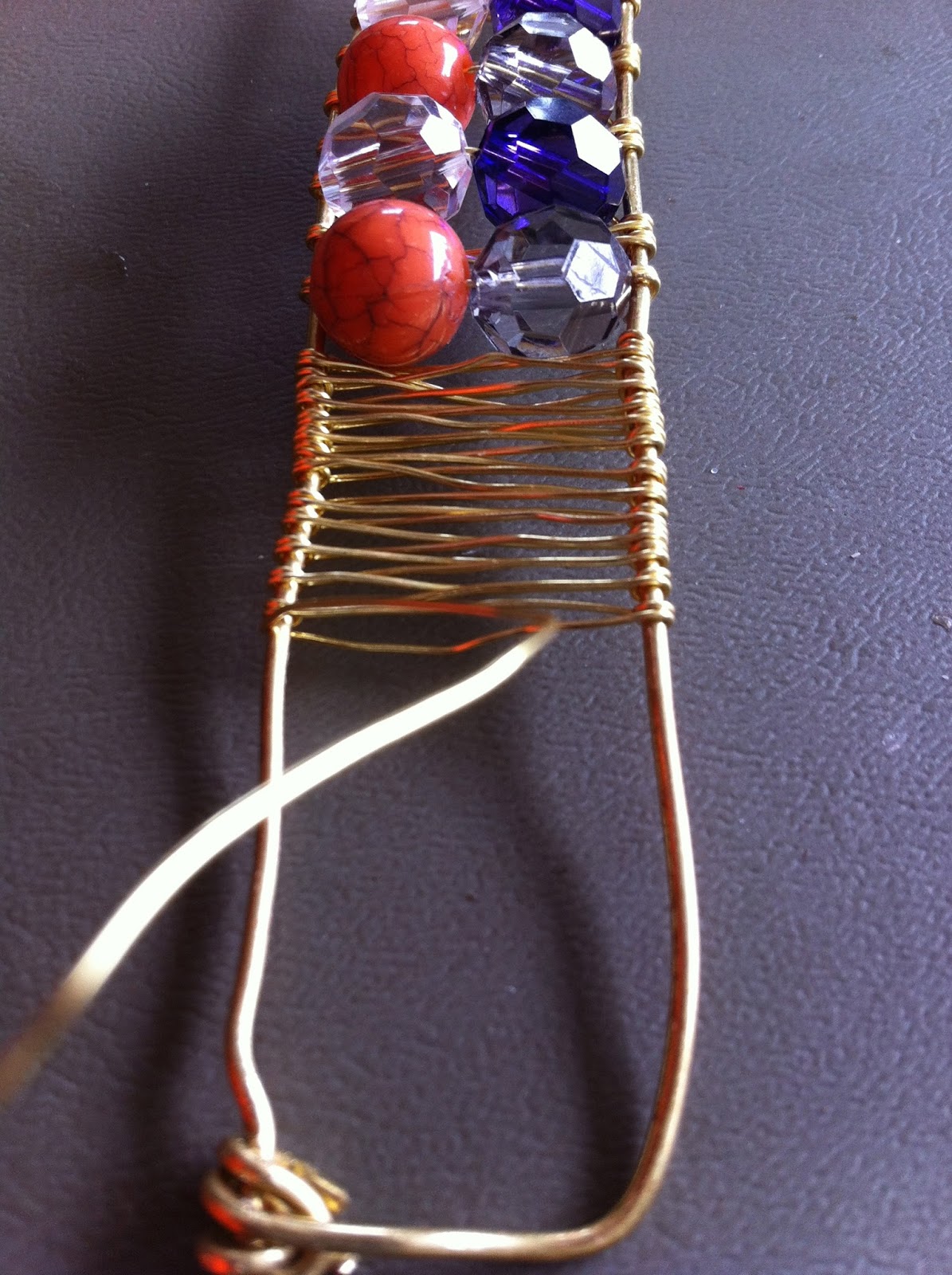 AptToCraft: A different frame for the wire-wrapped cuff bracelet