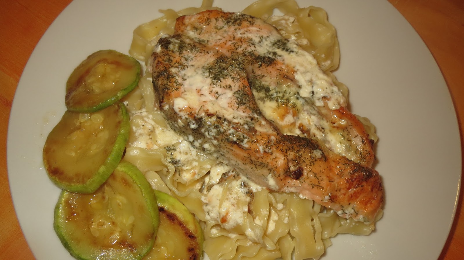 Kosila za vsak dan: Losos v smetanovi omaki, valvice in popečena bučka