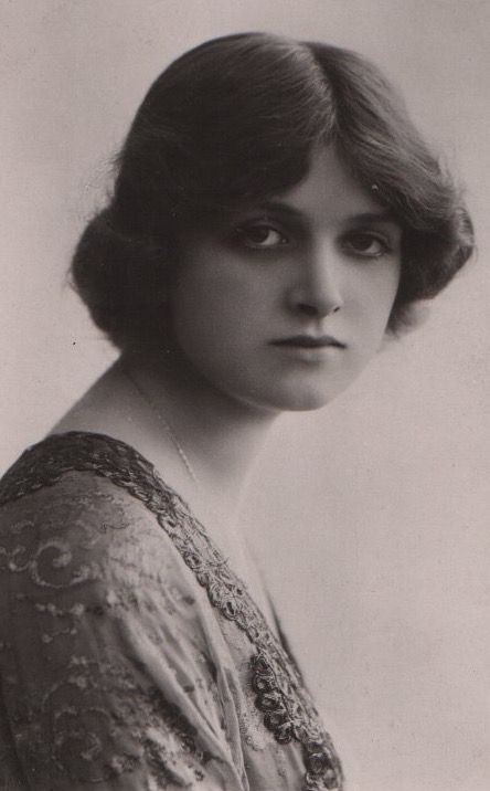 puntadas contadas por una aguja: Marguerite Steinheil (1869-1954)