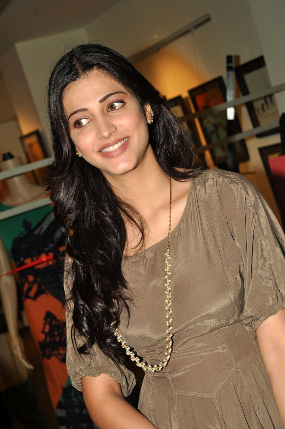 South Indian Girls: Actress Sruthi Hassan Latest Photos, New Photo Gallery